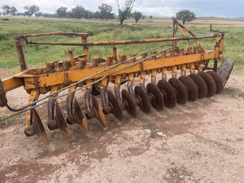Lot 7 - TRAILING 14 DISC ONE WAY PLOUGH | AuctionsPlus