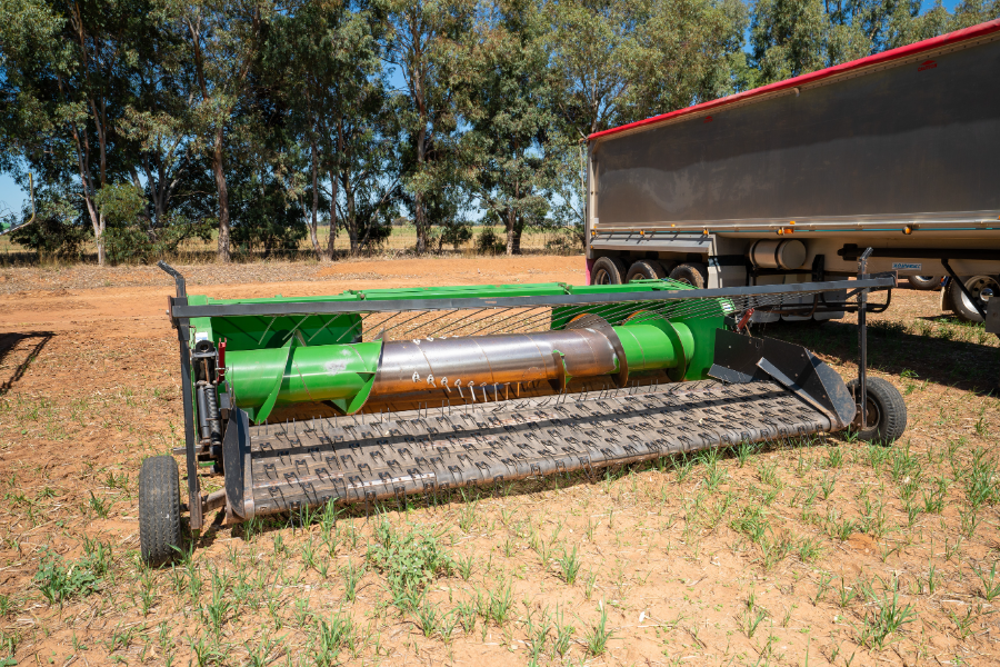 Lot 5 - Phillips 4m canola pick up front | AuctionsPlus