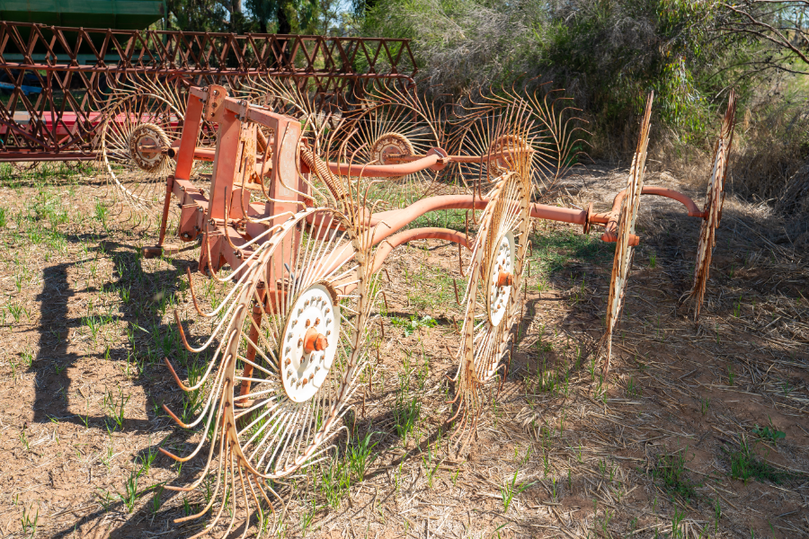 Lot 69 - Howard 8-wheel V rake | AuctionsPlus