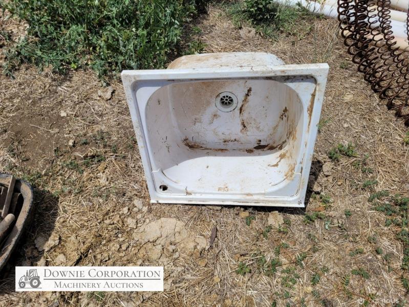 77 - Poly Sink | AuctionsPlus