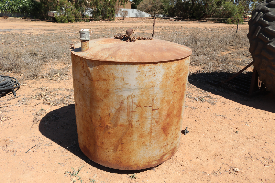 Lot 85 - 160-gallon galv. fuel tank | AuctionsPlus