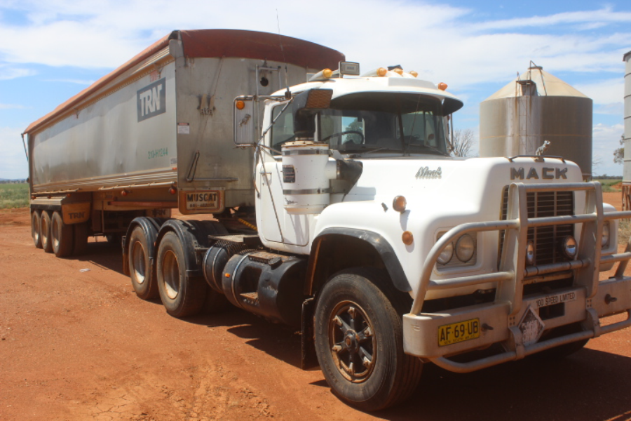 Lot 34 - Mack R Model Truck | AuctionsPlus