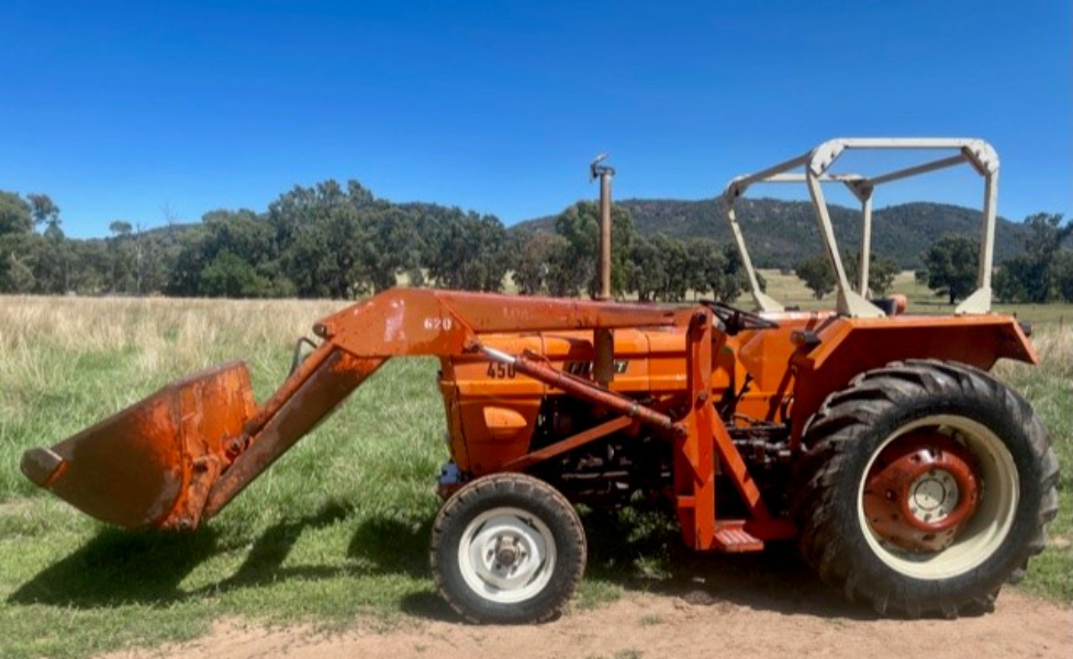 Lot 141 - Fiat 450 tractor with 620 challenge loader | AuctionsPlus