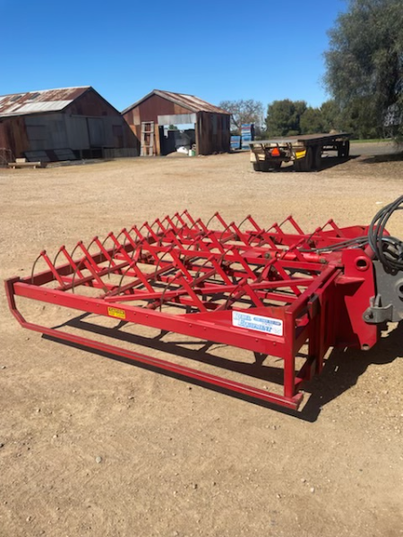 Lot 143 - 15 Bale Hay Grab | AuctionsPlus