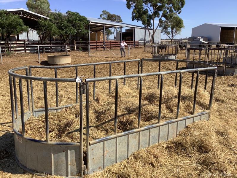 Lot 14 - 4 piece square hay feeder | AuctionsPlus