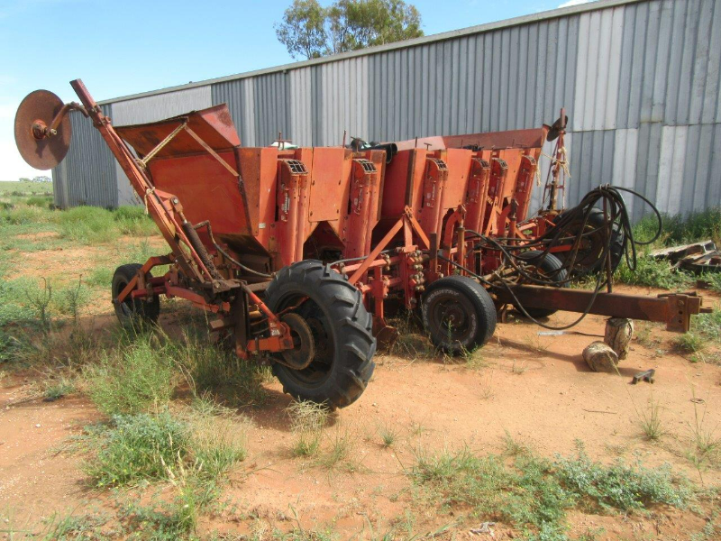 Lot 46 - Acme 6 row spud planter | AuctionsPlus