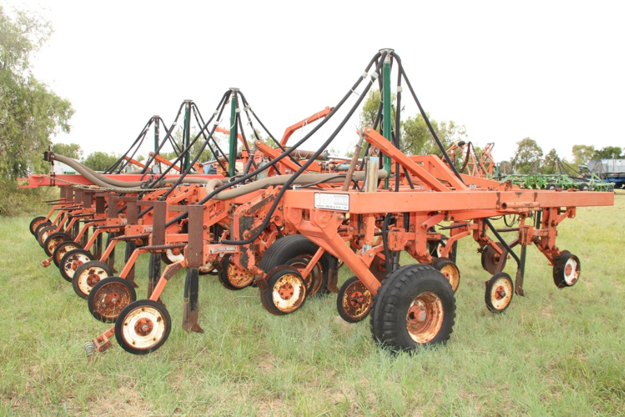 Lot 19 - Ro-Gro Groundhound 9m tyne planter | AuctionsPlus