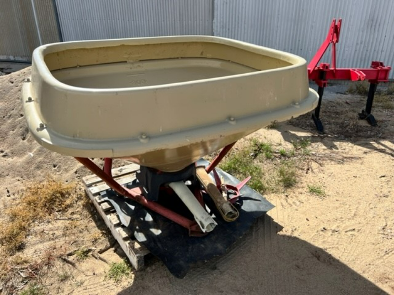 Lot 147 - 3PL Spreader | AuctionsPlus