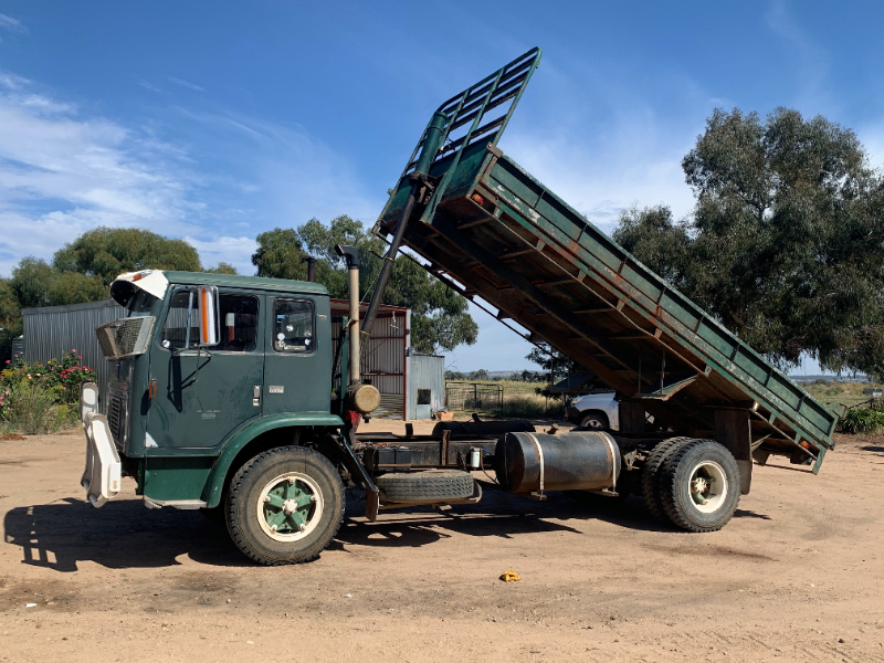 lot 2 - 1977 Acco 1830A | AuctionsPlus