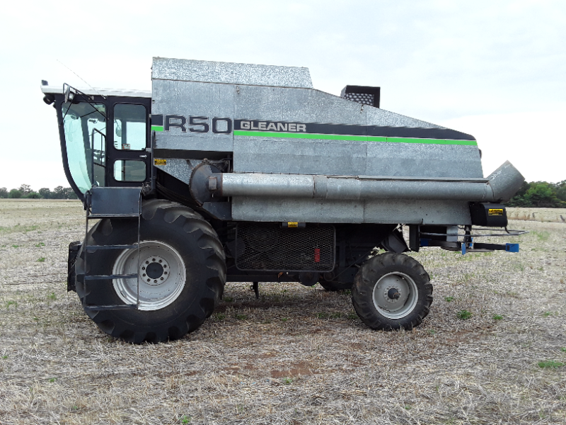 Lot 12 - Deutz Allis R50 Gleaner Header | AuctionsPlus