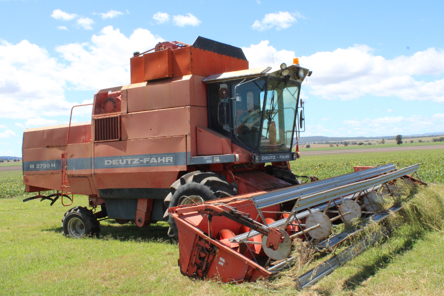 Lot 235 - Deutz-Fahr M2780H header, 24' Front | AuctionsPlus