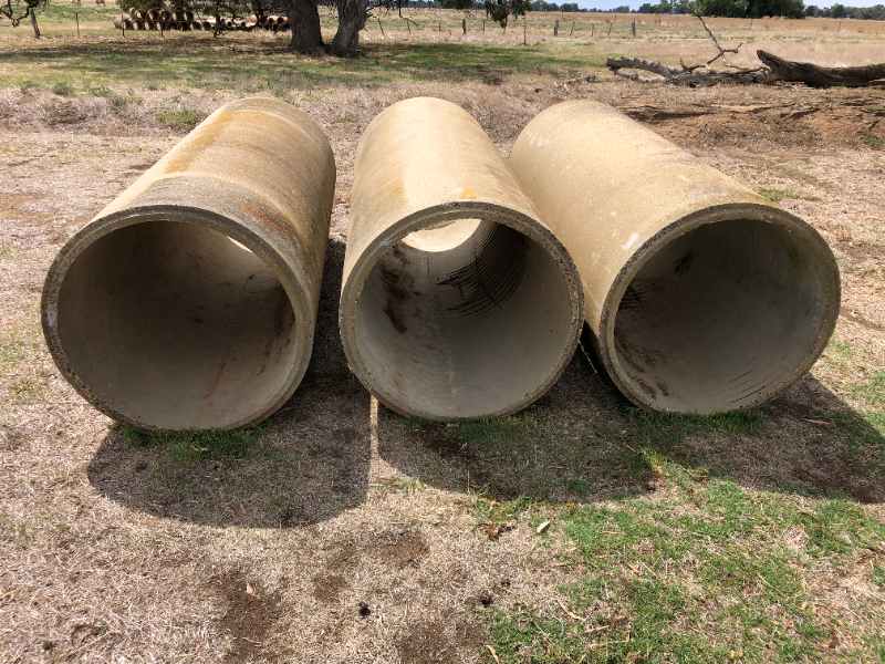 Lot 213 - 3 x 32'' x 8ft Pipes | AuctionsPlus