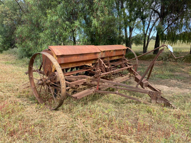 Lot 99 - Sunshine combine with steel wheels | AuctionsPlus