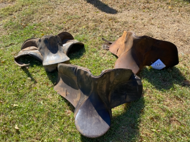 Lot 92 - 3 saddles | AuctionsPlus