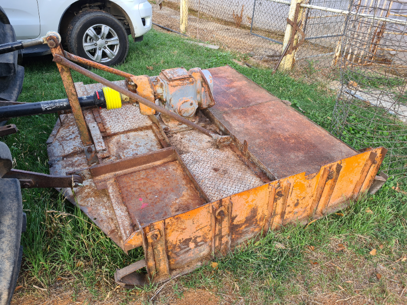 Lot 18 - 6 foot Howard Slasher with windrow attachment. | AuctionsPlus