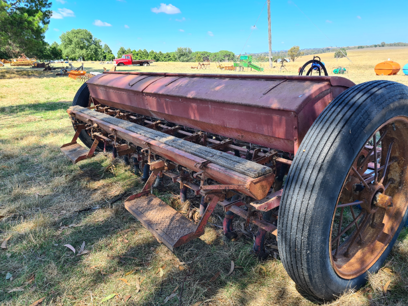 Lot 3 - 20 run Massey Ferguson spring tine combine. | AuctionsPlus