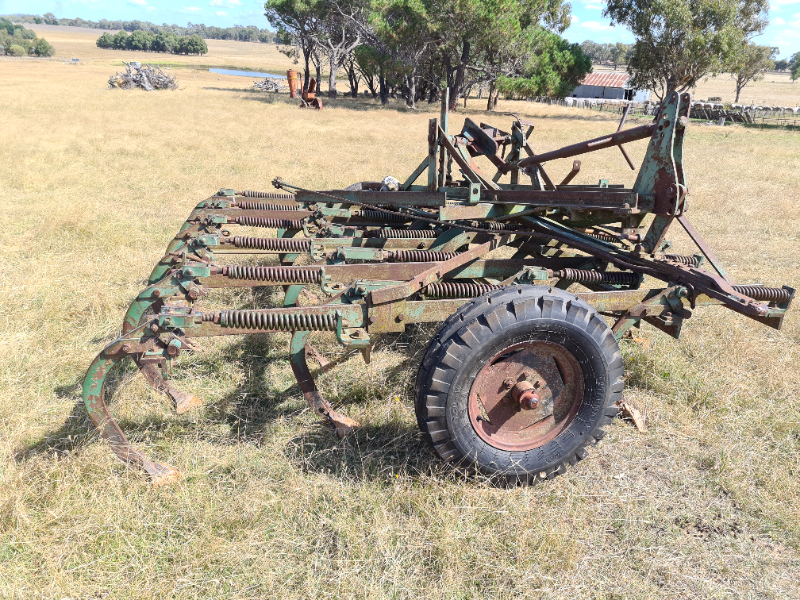 Lot 5 - John Shearer 21 tine Level-Lift Scarifier | AuctionsPlus