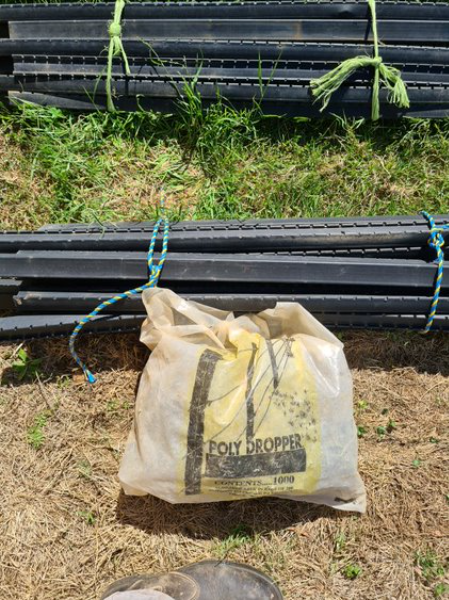 Lot 155 - 260 Poly Fence droppers & half Bag used fasteners. | AuctionsPlus