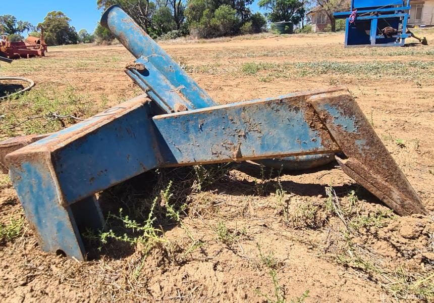 Lot 61 - Combination Ripper/Pipe Layer | AuctionsPlus