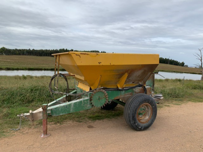 Lot 2 - Landaco Spreader | AuctionsPlus