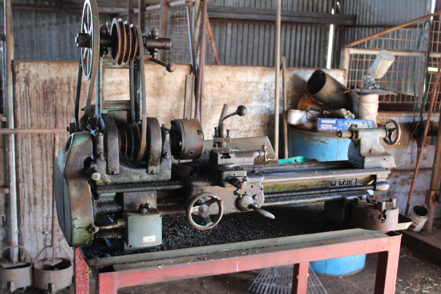 Lot 43 - Vintage metal Lathe and bits. | AuctionsPlus