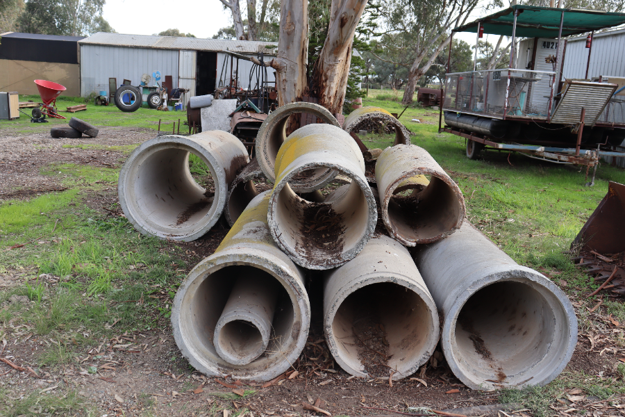 Lot 32 - Pipes | AuctionsPlus