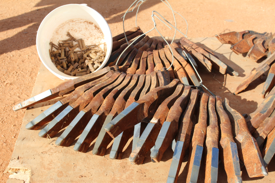 Lot 59 - 80 Agmaster Knife Points | AuctionsPlus