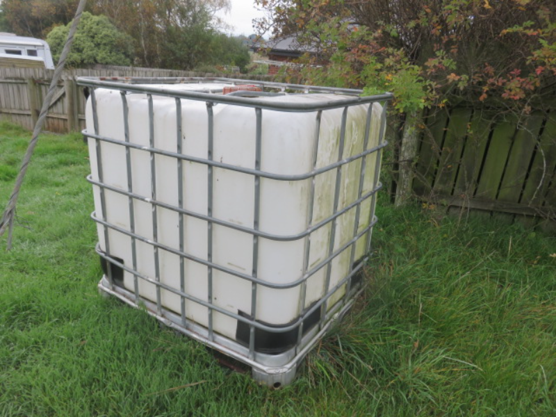 Lot 112 - Plastic Pod | AuctionsPlus