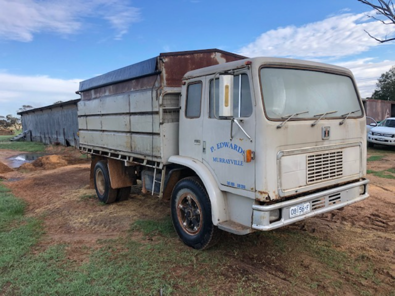 Lot 41 - ACCO Tip truck, Model 1810A, V8, belly tipper. | AuctionsPlus