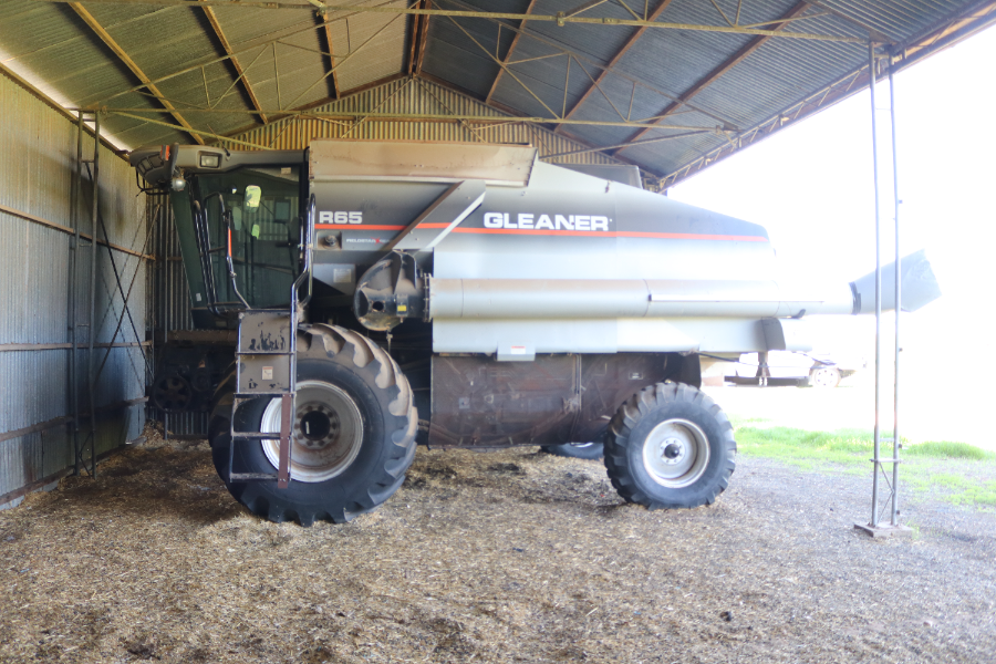 Lot 58 - R65 Gleaner header, front sold separately. | AuctionsPlus