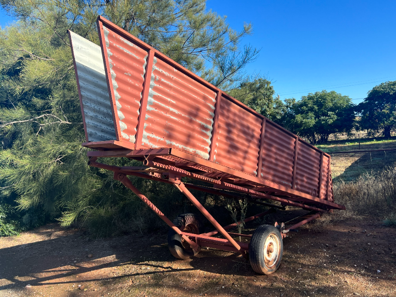 Lot 46 - Portable Sheep Loading Race | AuctionsPlus