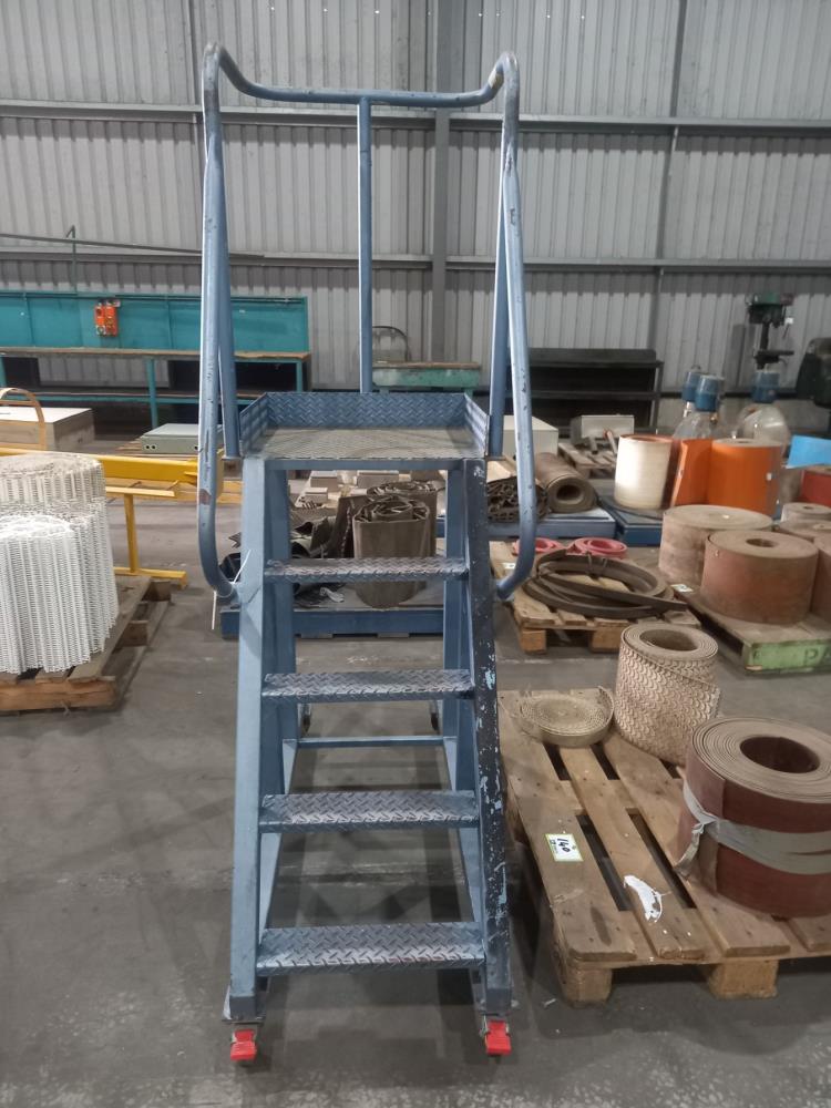 Lot 197 - Portable Steel Platform Ladder | AuctionsPlus