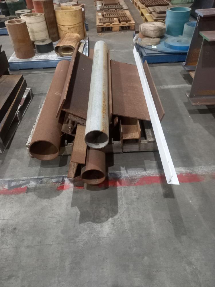 Lot 200 - Steel Beam Offcuts & Steel Pipe | AuctionsPlus