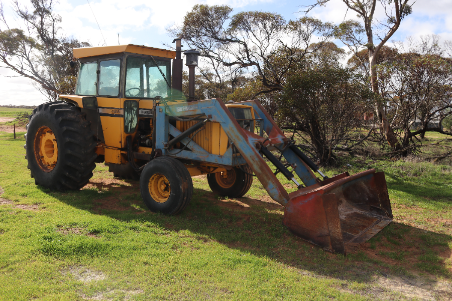 Lot 123 - Chamberlain 4480B cab tractor w/- Metter Tactic FEL ...