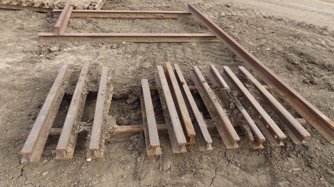Lot 152 - Railway line track grid, 8' x 4' & railway line frame ...