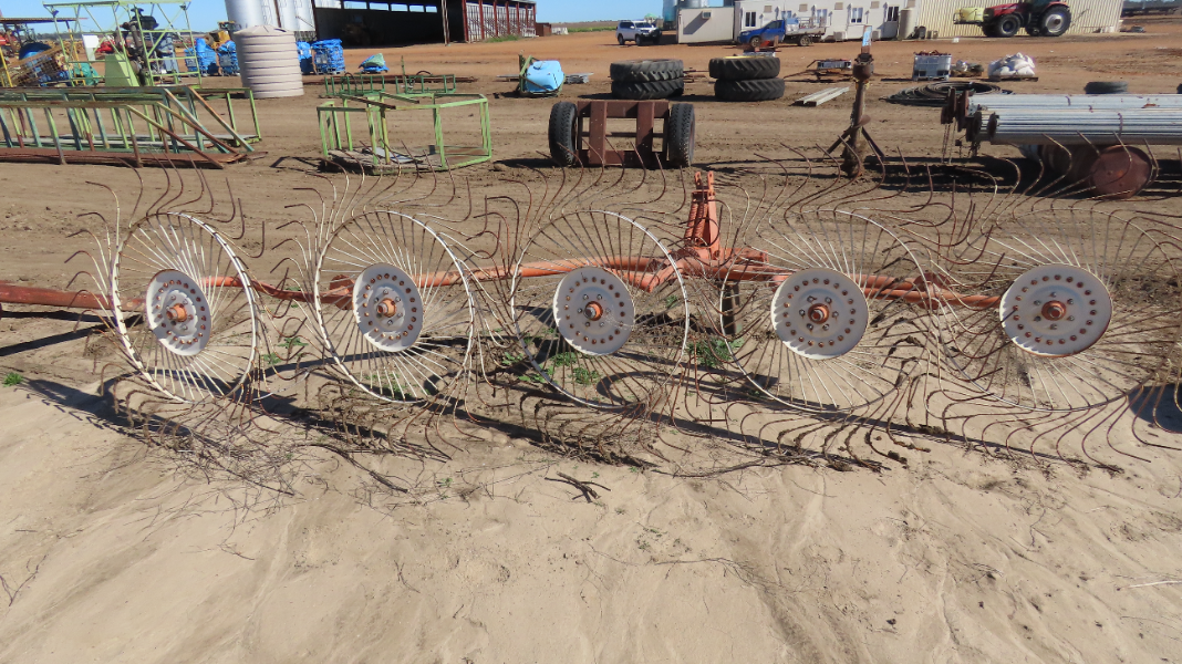 Lot 74 - Howard 5 wheel hay rake | AuctionsPlus
