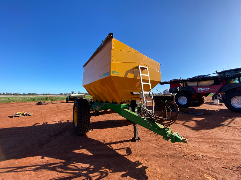 Lot 3 - Landaco spreader | AuctionsPlus