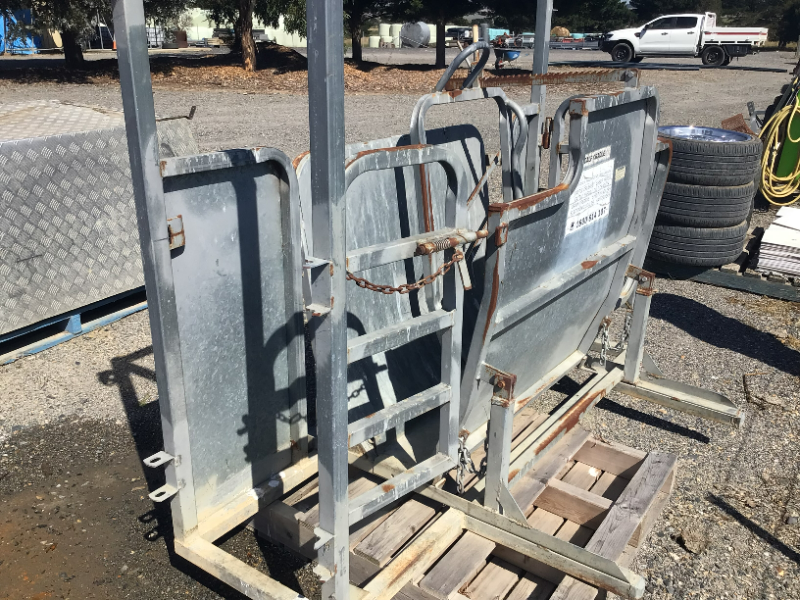 Lot 32 - Calf Cradle | AuctionsPlus