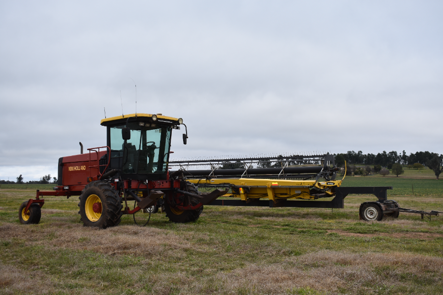 Lot 51 - 2005 New Holland HW320 Windrower | AuctionsPlus