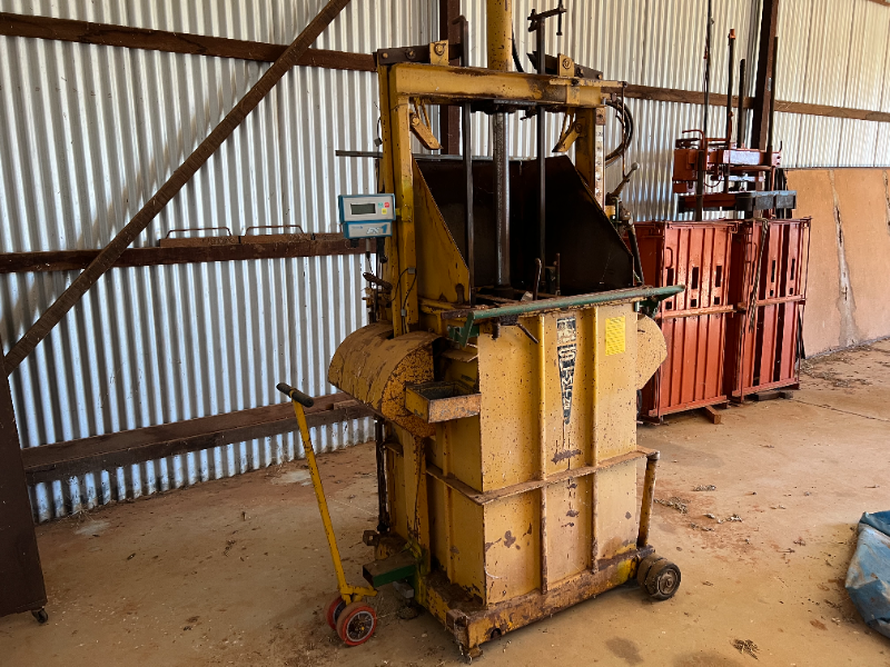 Lot 24 - TPW Slimline Hydraulic wool press | AuctionsPlus