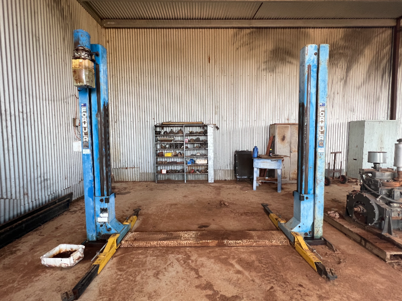 Lot 25 - Formula 3 Tonne car hoist with 1.85m lift height, and 3 phase ...