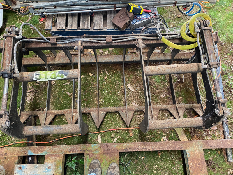 Lot39 - Grab jaws 2m long for skid steer loader | AuctionsPlus