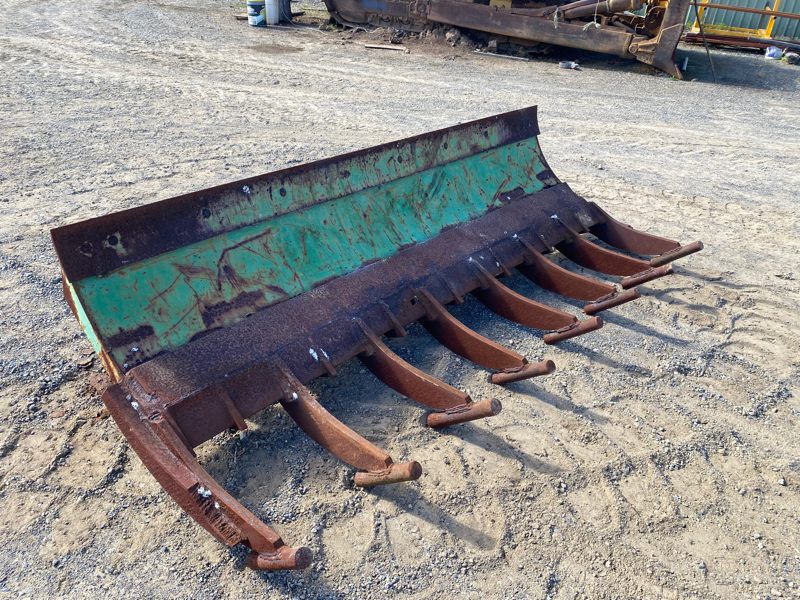 Lot35 - 2.5m stick rake/blade w/ Challenge hitch | AuctionsPlus