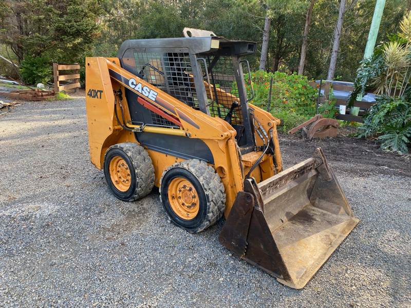 Lot7 - Case 40XT skid steer loader w/ 4 in 1 bucket, fork & auger ...
