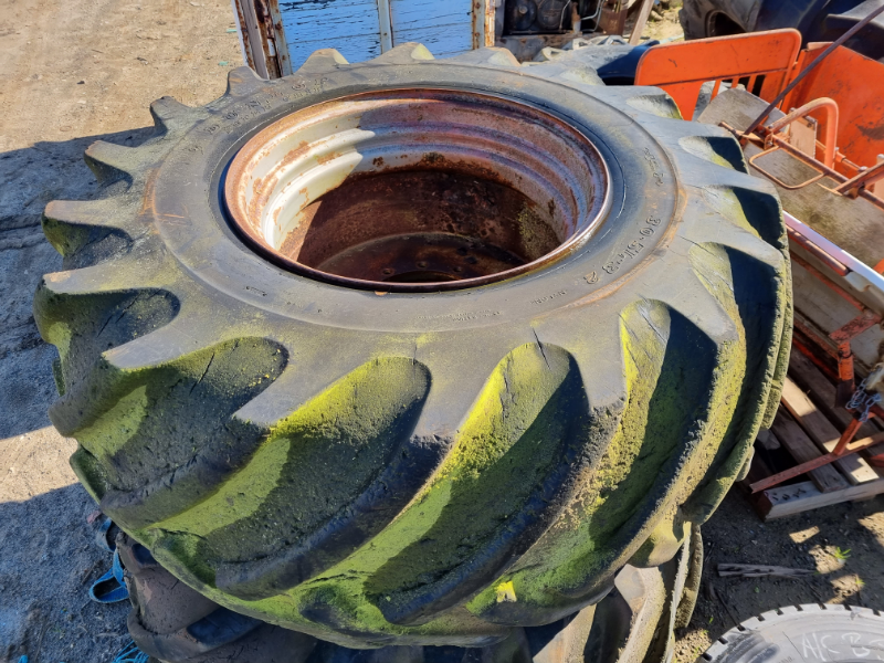 Lot 35 - 30.5 x 32 Tyres/Rims | AuctionsPlus