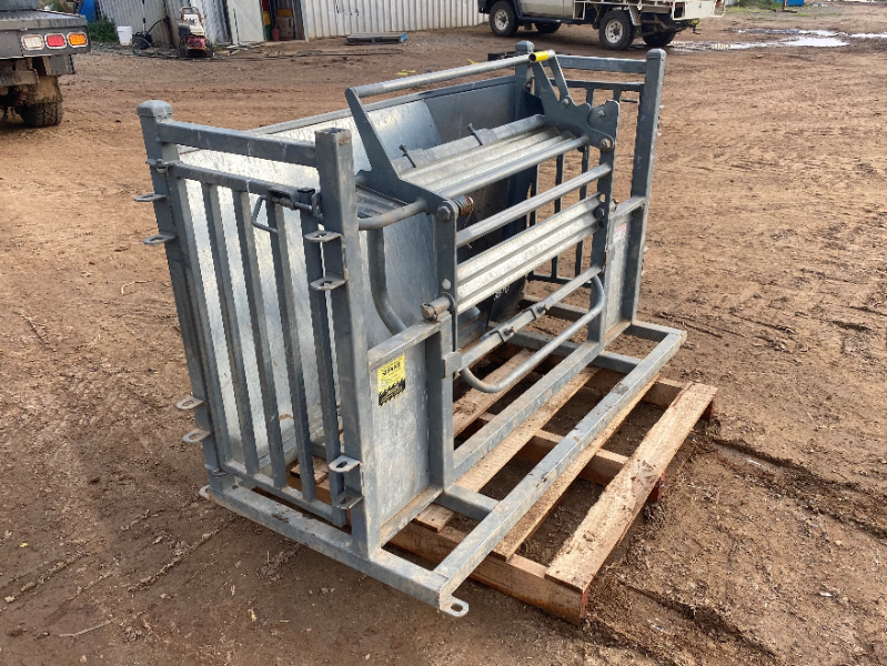 Lot 16 - Arrow Farmquip sheep handler | AuctionsPlus