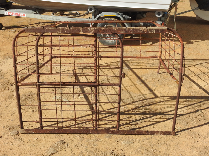 Lot 135 - Sheep crate | AuctionsPlus