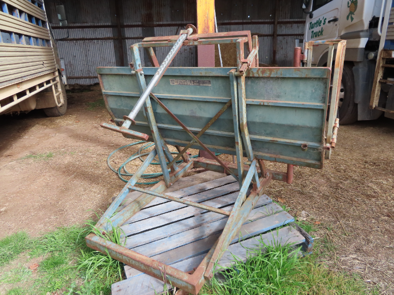 Lot 69 - Calf marking cradle | AuctionsPlus
