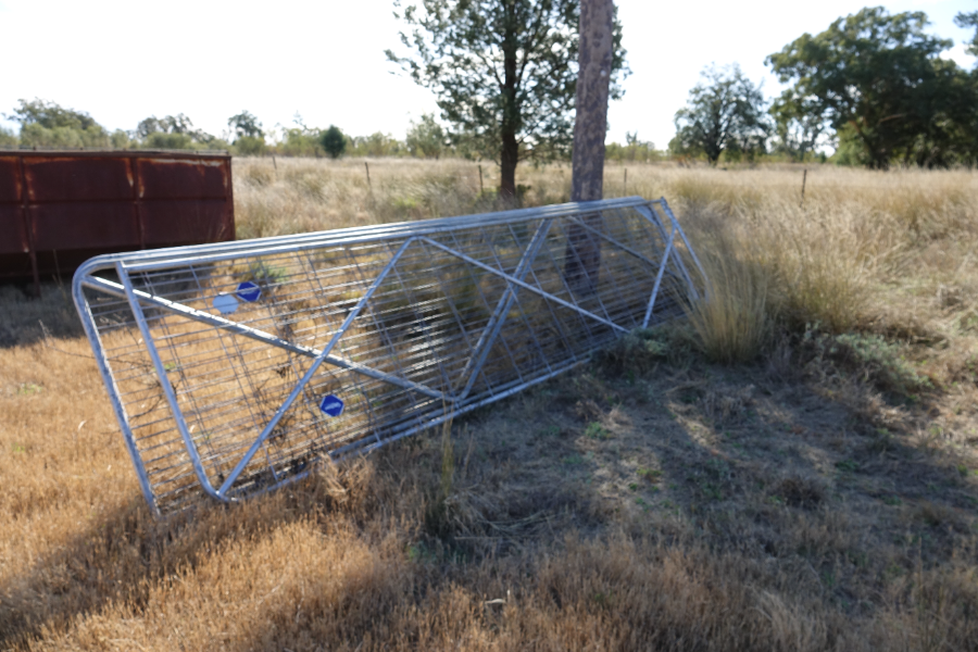 Lot 34 - Cyclone gates | AuctionsPlus