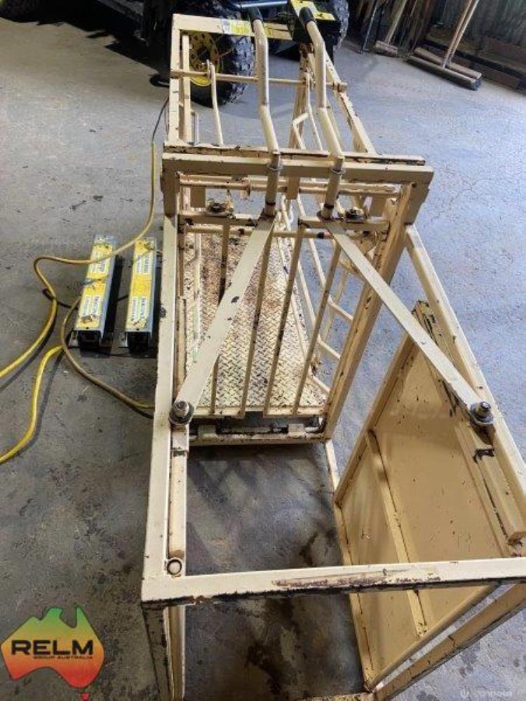 Lot 77 - Thunderbird sheep and lamb weigh crate with 3 way draft and ...